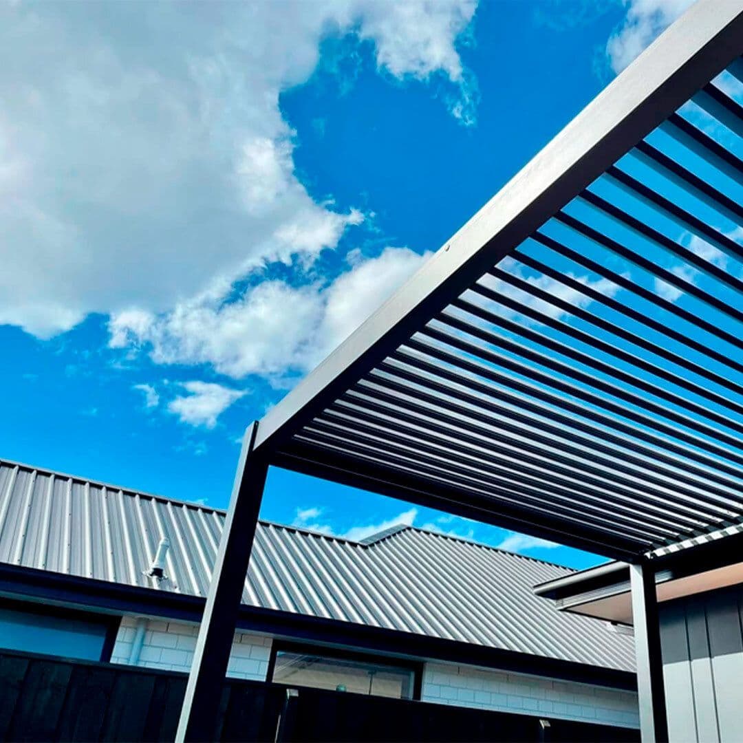 Booz.cl: Pérgola Bioclimática Grafito Sunline by Hunter Douglas 4x6 mts